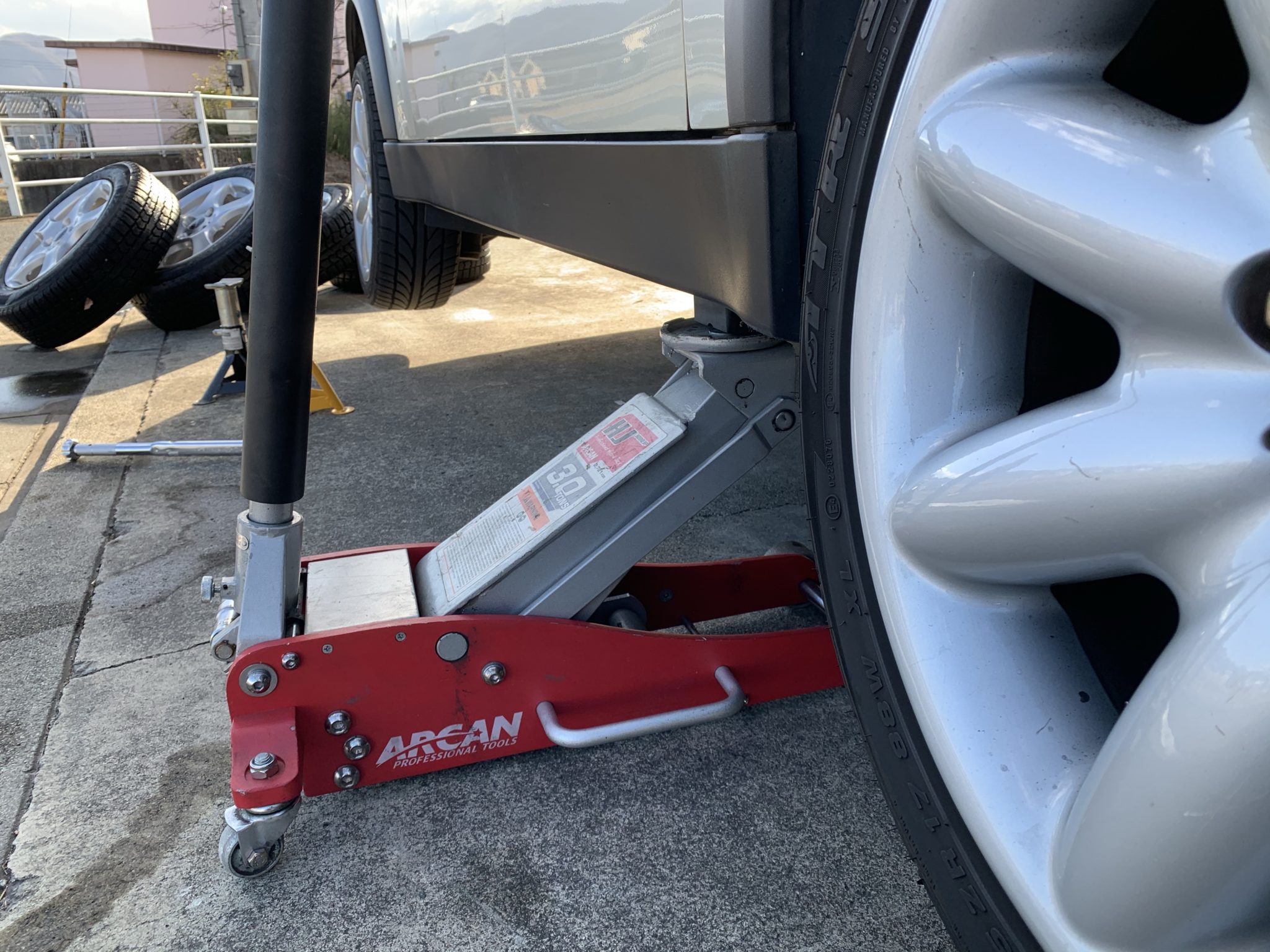 r53ミニクーパーのジャッキアップ方法とリジットラックの掛け方 | Freedom