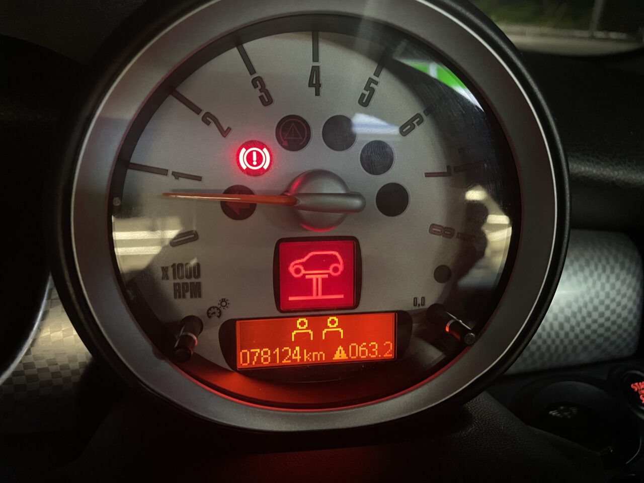 【BMWやミニクーパー】リフトアップの警告灯が点灯する原因 | Freedom